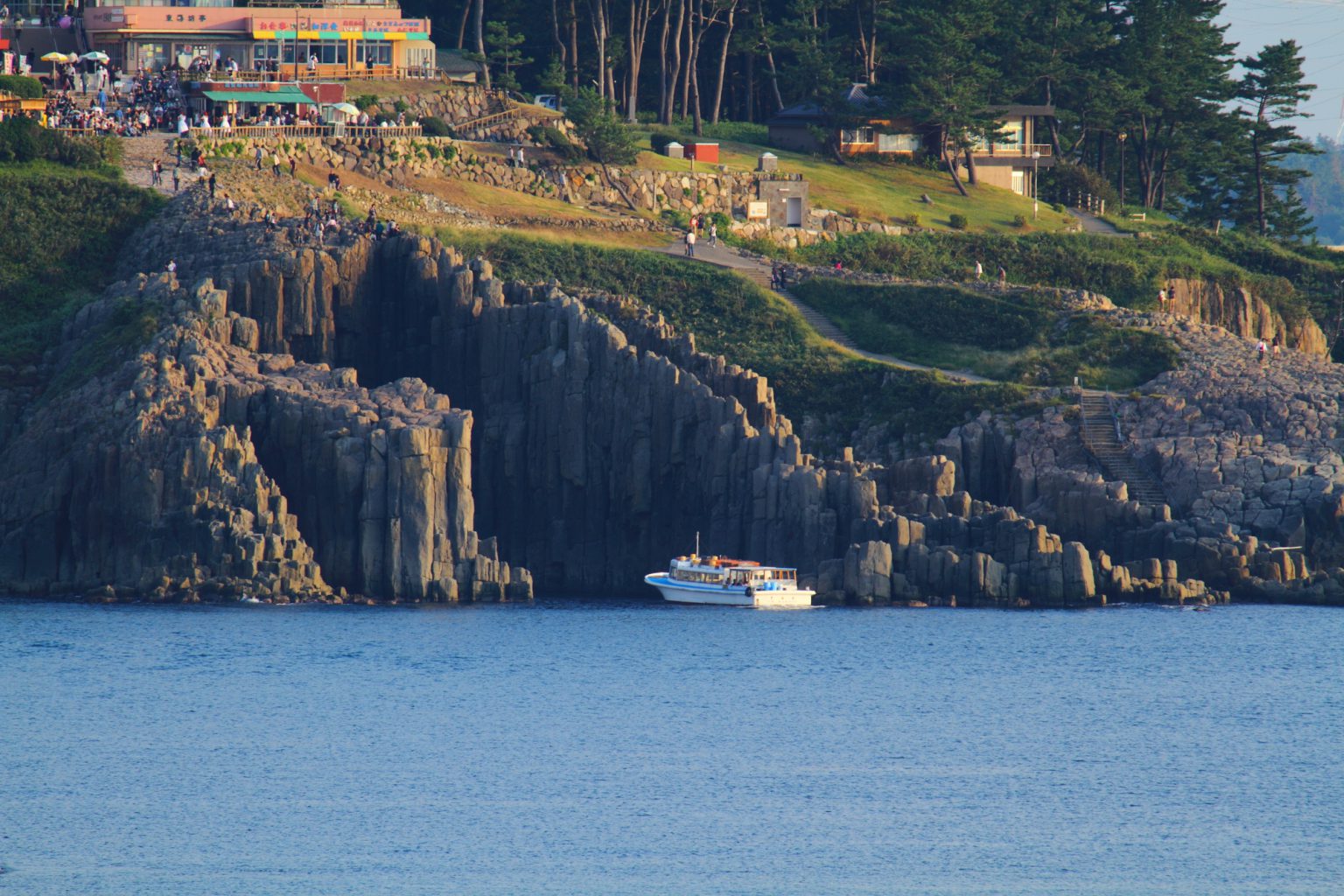 Fukui, Tojinbo: The famous sea-battered cliffs of Japan | Let's SEE Japan